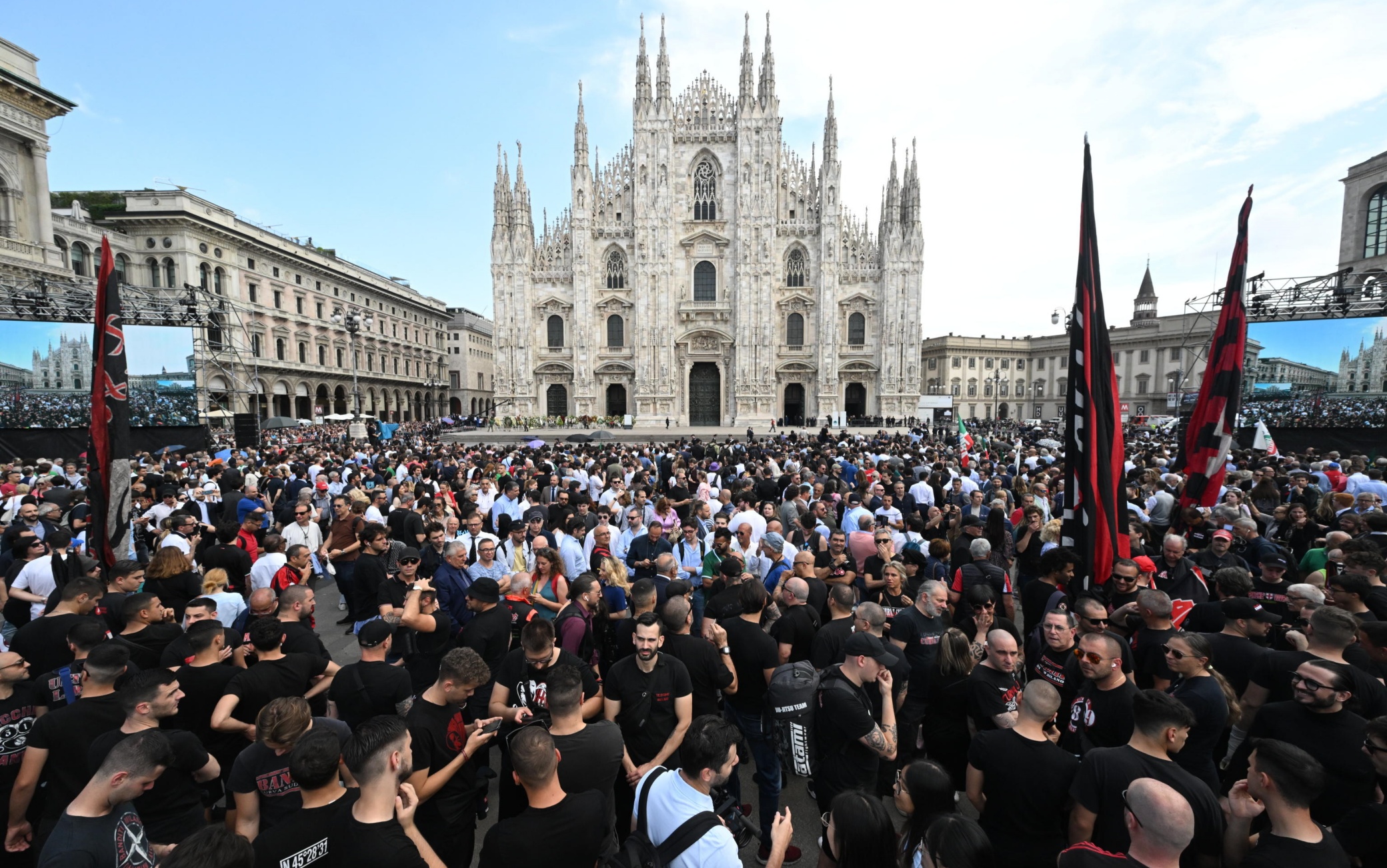 Funerali Silvio Berlusconi, le foto in piazza Duomo a Milano tra folla e corone di fiori. FOTO ...