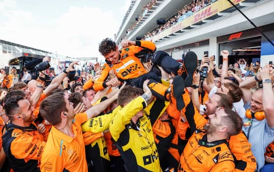 F1, GP Miami, Norris festeggia la prima vittoria con il team: il tuffo sui meccanici McLaren ...
