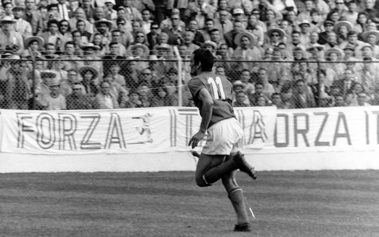 Gigi Riva è morto: era ricoverato a Cagliari per un malore | Sky TG24