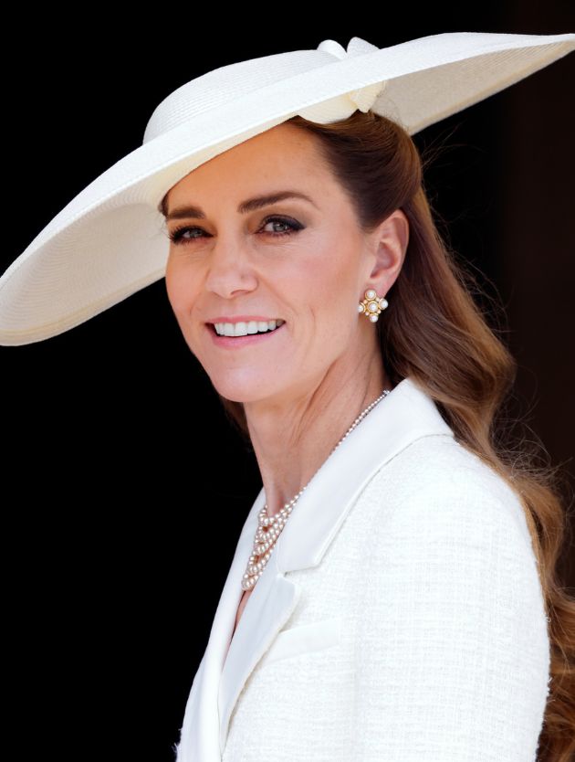 Kate Middleton splende in bianco col look riciclato e i gioielli di ...