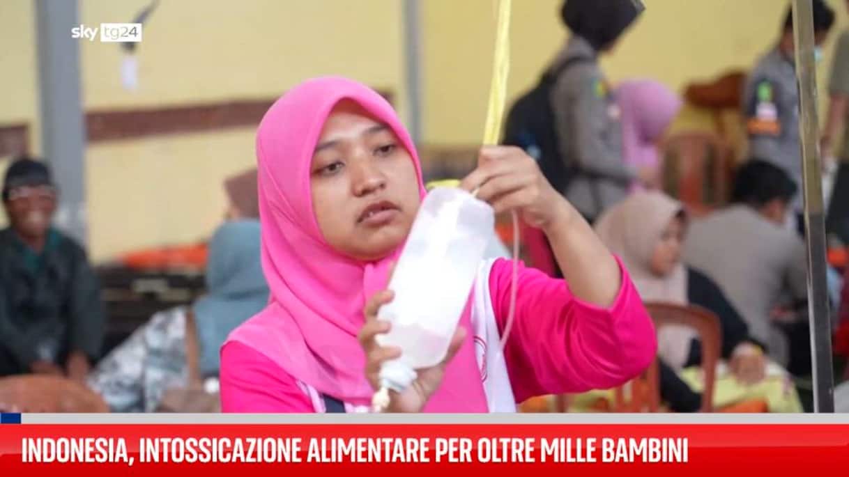 Indonesia, intossicazione alimentare per oltre mille bambini | Video ...