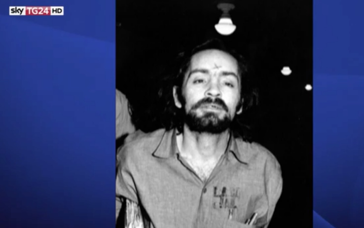 La setta, gli omicidi, il carcere: chi era Charles Manson. FOTO | Sky TG24