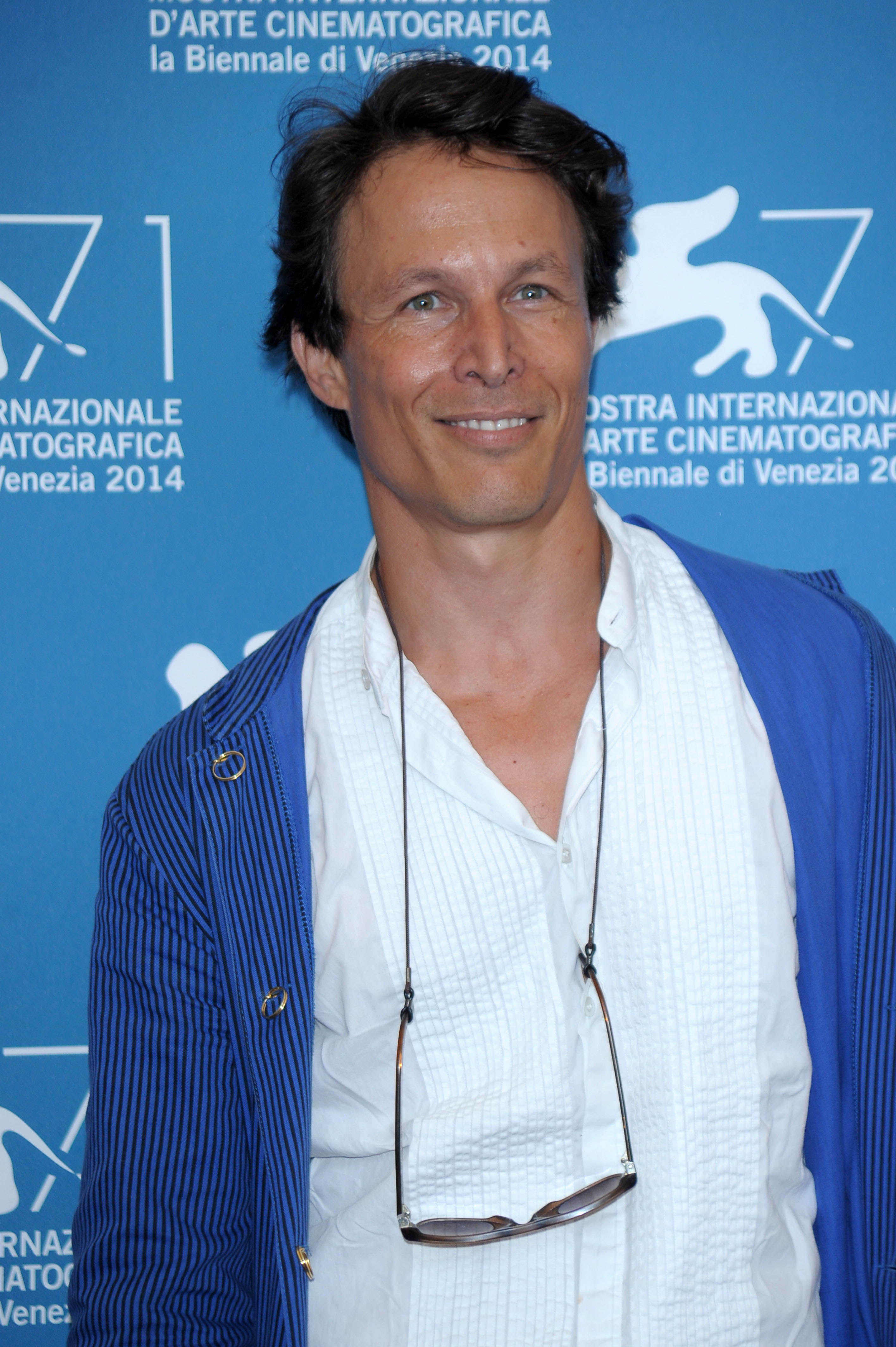 Roberto Zibetti, l'attore che interpreta Claudio Cecchetto nella serie ...