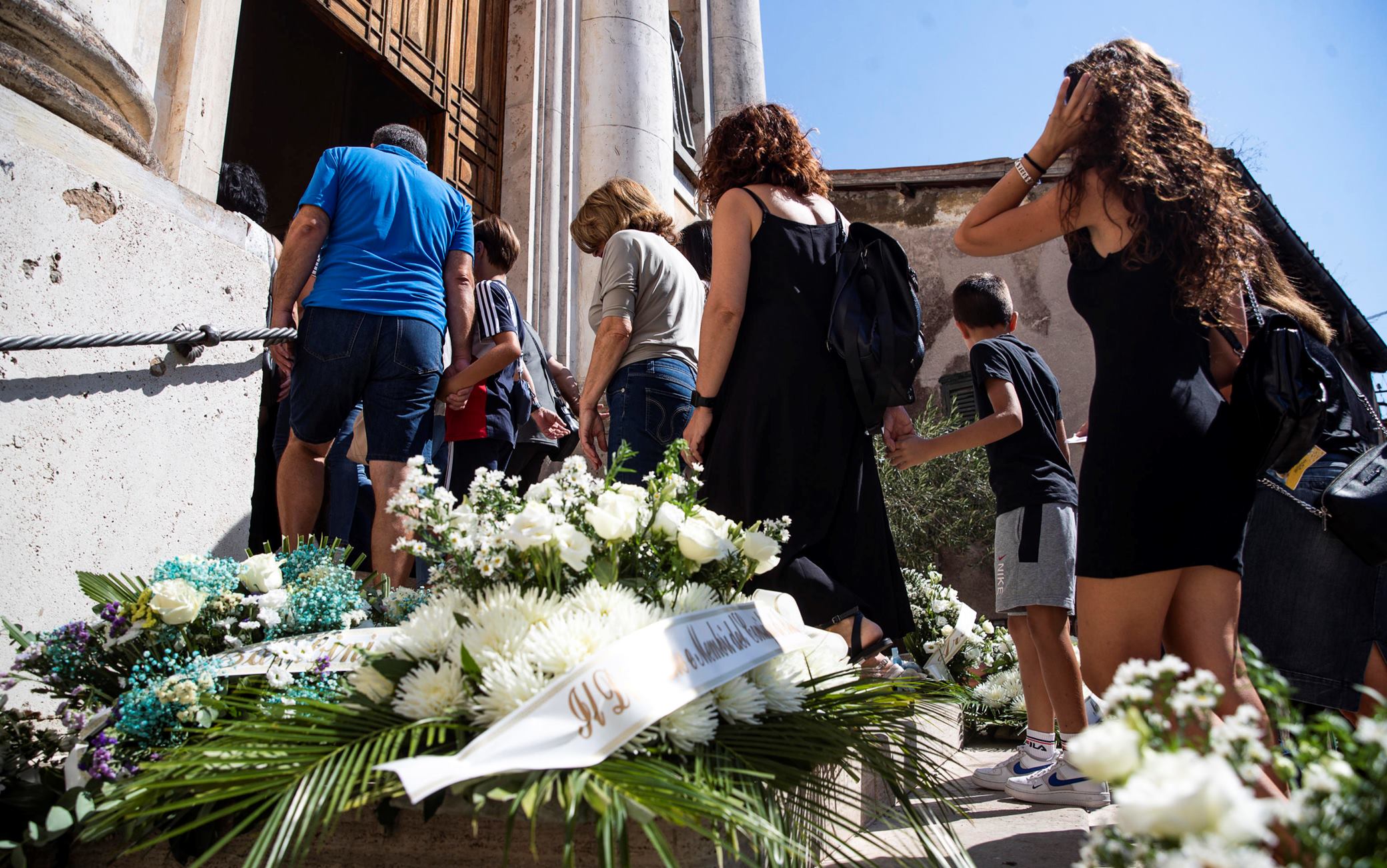 Bambino morto alle terme di Cretone, rabbia e dolore ai funerali di ...