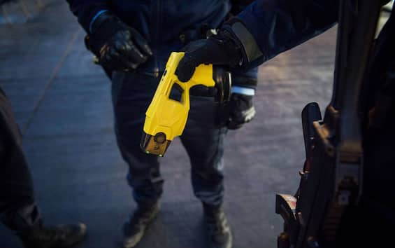 Taser, cos'è e come funziona la pistola elettrica | Sky TG24