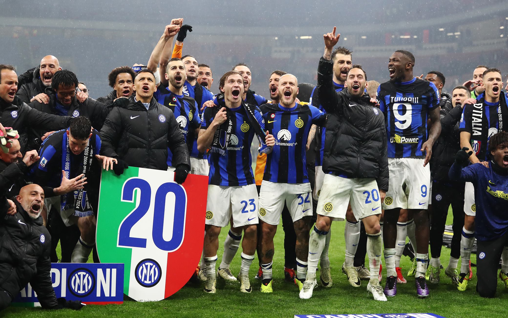 Inter, migliaia in Piazza Duomo: la festa per lo scudetto scalda Milano ...