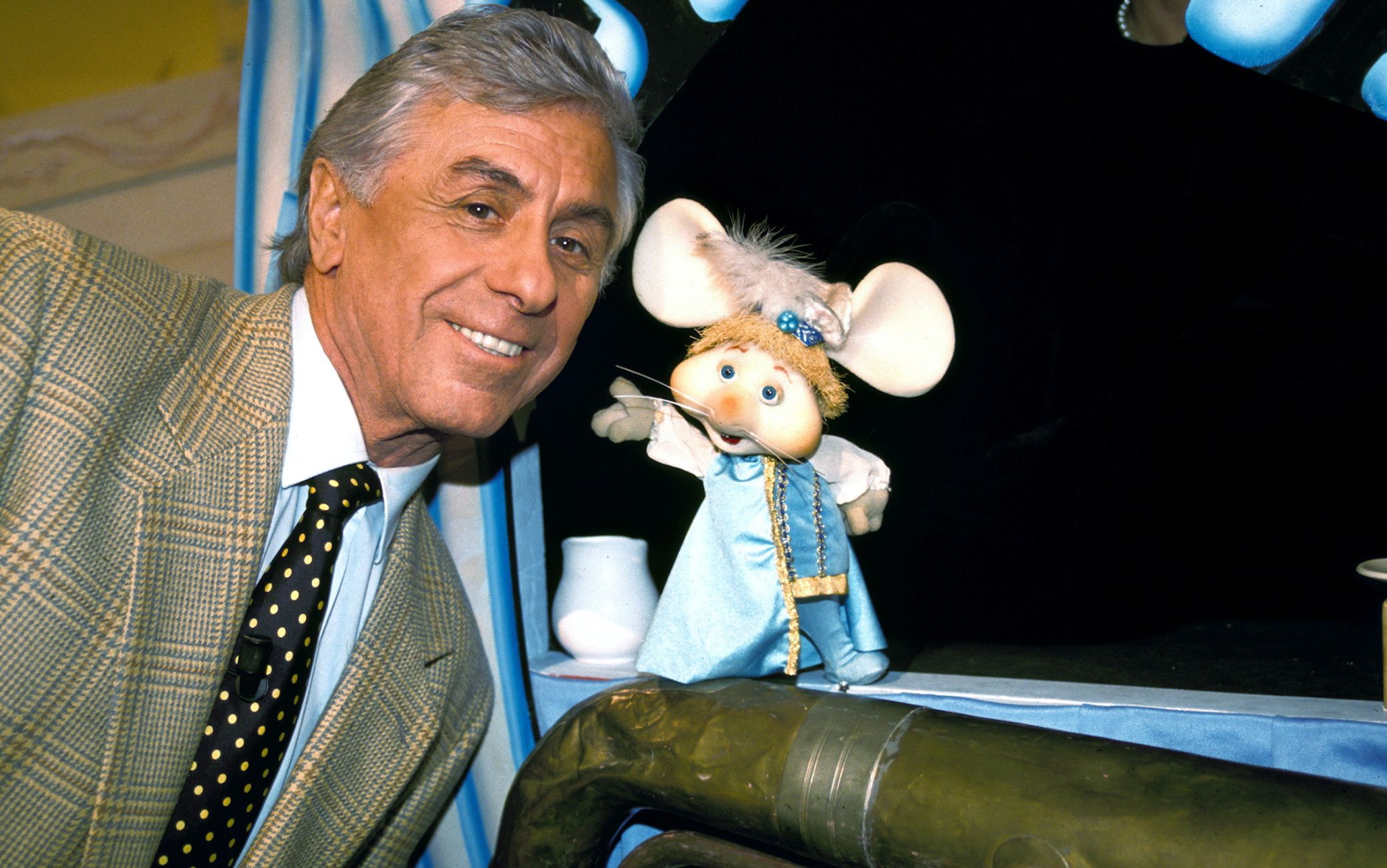 Chi è Topo Gigio, il pupazzo di Maria Perego che duetta con Lucio Corsi ...