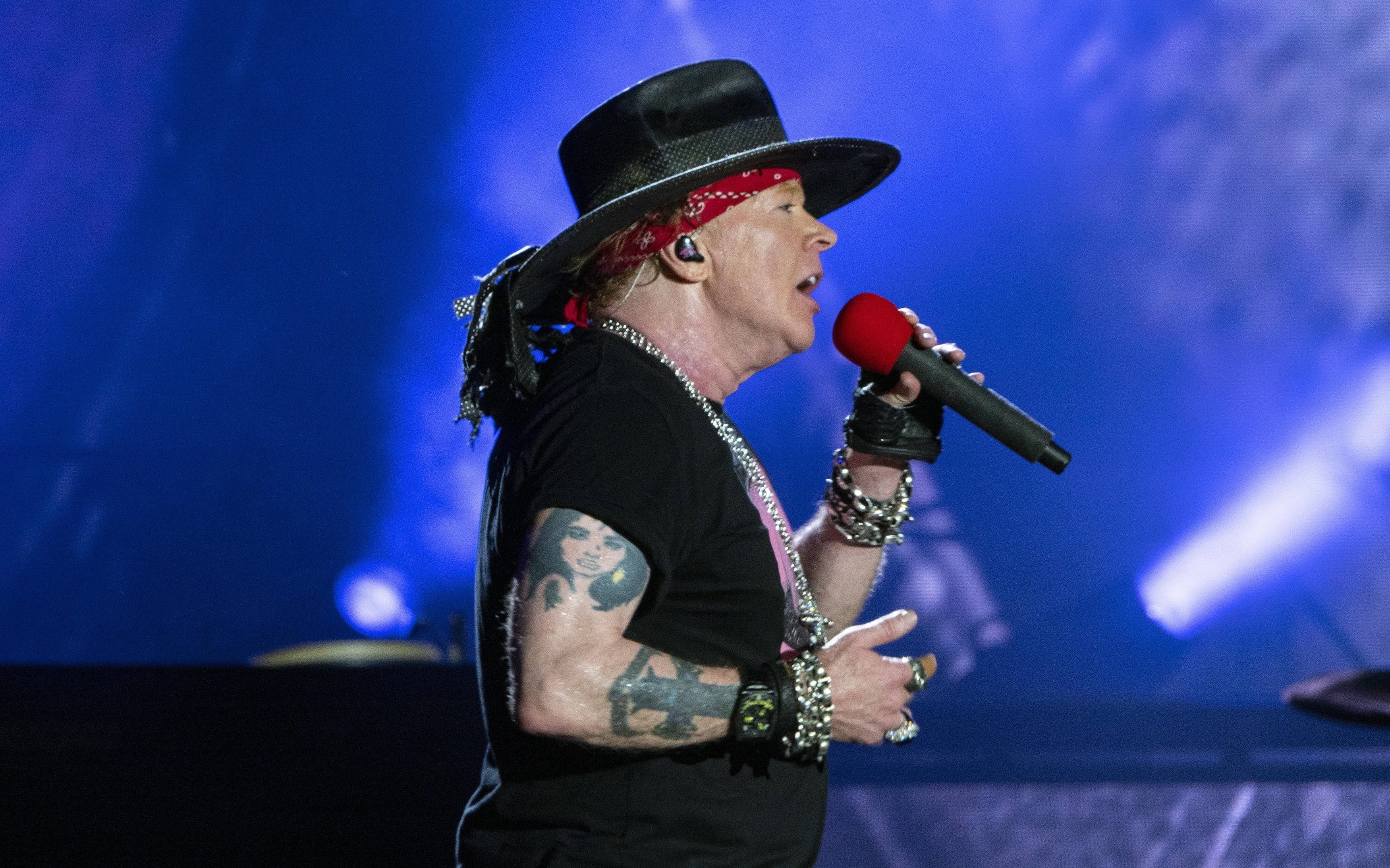 Guns N' Roses: un video divertente condiviso dalla band con le cadute ...