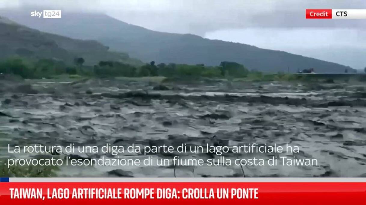 Taiwan, lago artificiale rompe diga: crolla un ponte | Video Sky TG24