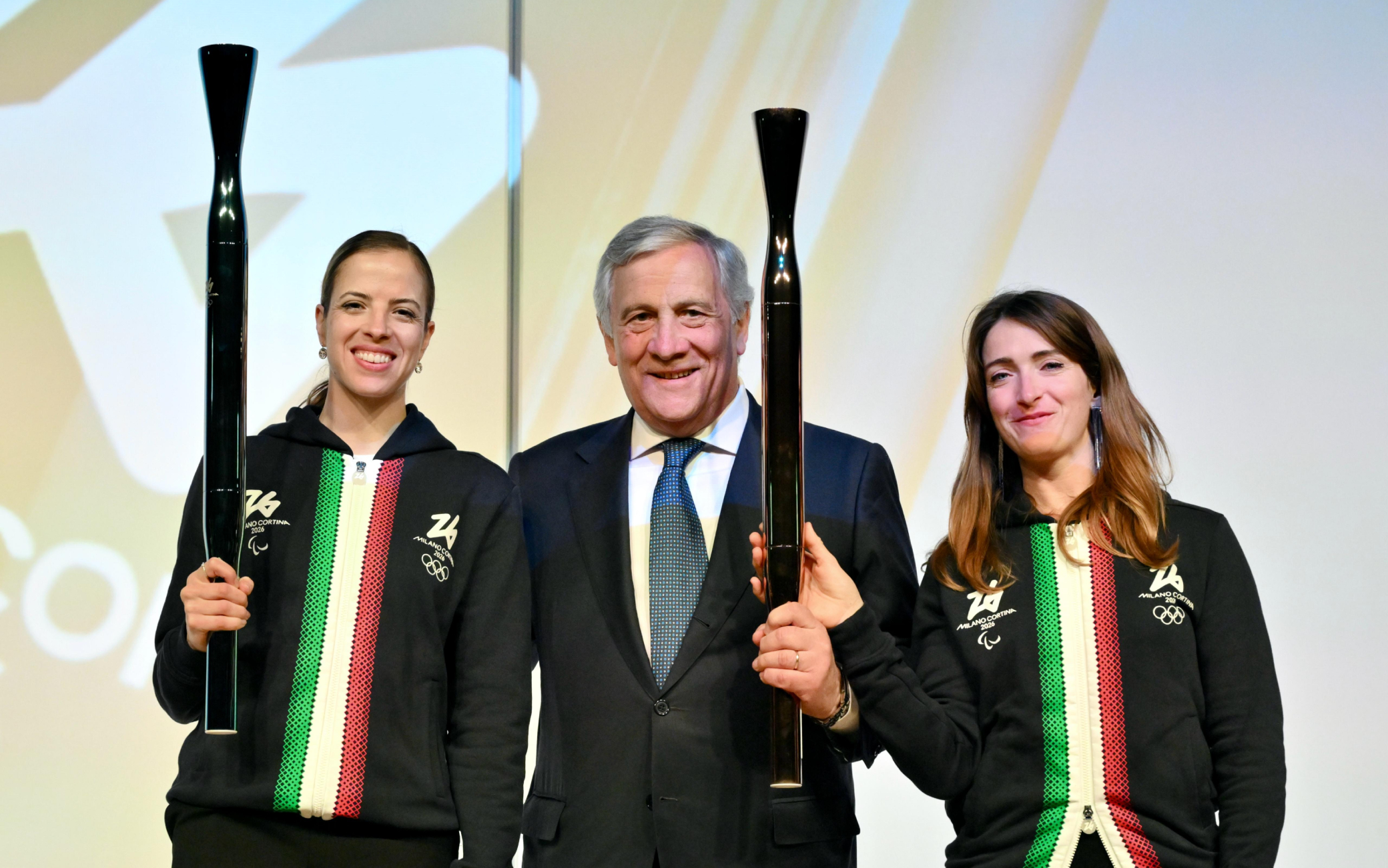 Olimpiadi 2026 Milano Cortina, svelata la torcia dei Giochi invernali. Foto | Sky Sport