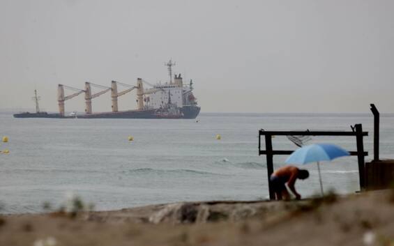 Gibilterra, petroliera a rischio affondamento dopo collisione ...
