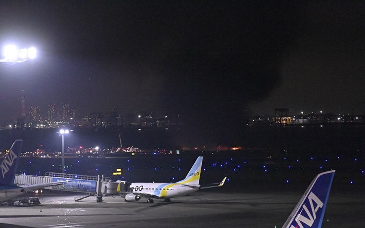 Incidente aereo all'Aeroporto di Tokyo Haneda: incendio sulla pista ...