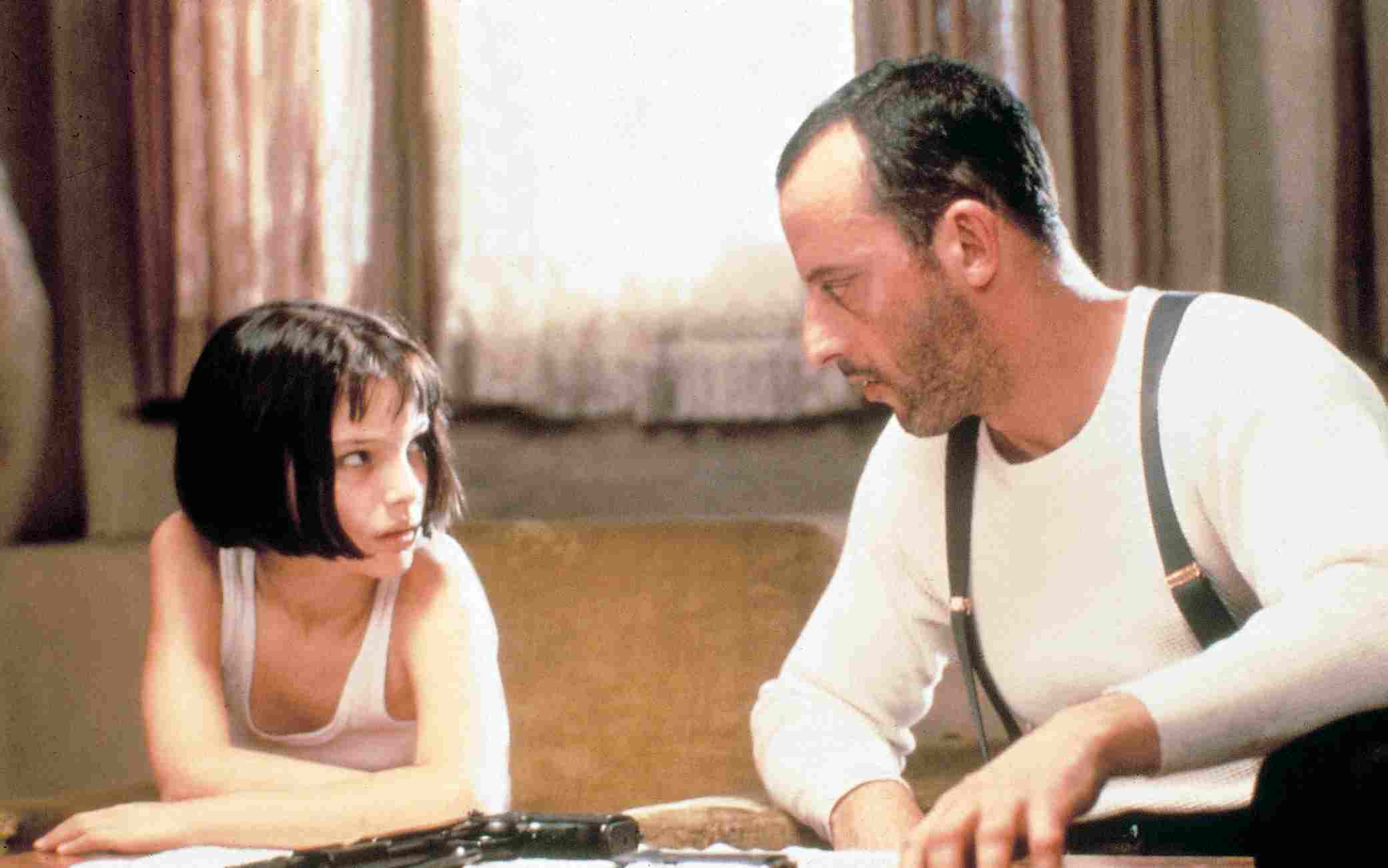 Jean Reno compie 75 anni, i suoi film più belli da 'Léon' a 'Il codice ...