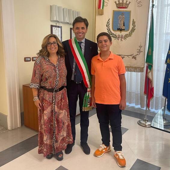 Scopre il batterio mangia plastica, il chimico 13enne Giorgio Izzo ...