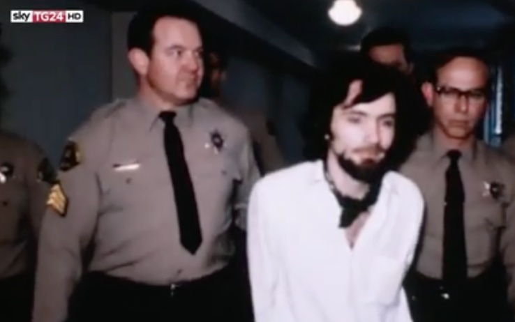 La setta, gli omicidi, il carcere: chi era Charles Manson. FOTO | Sky TG24