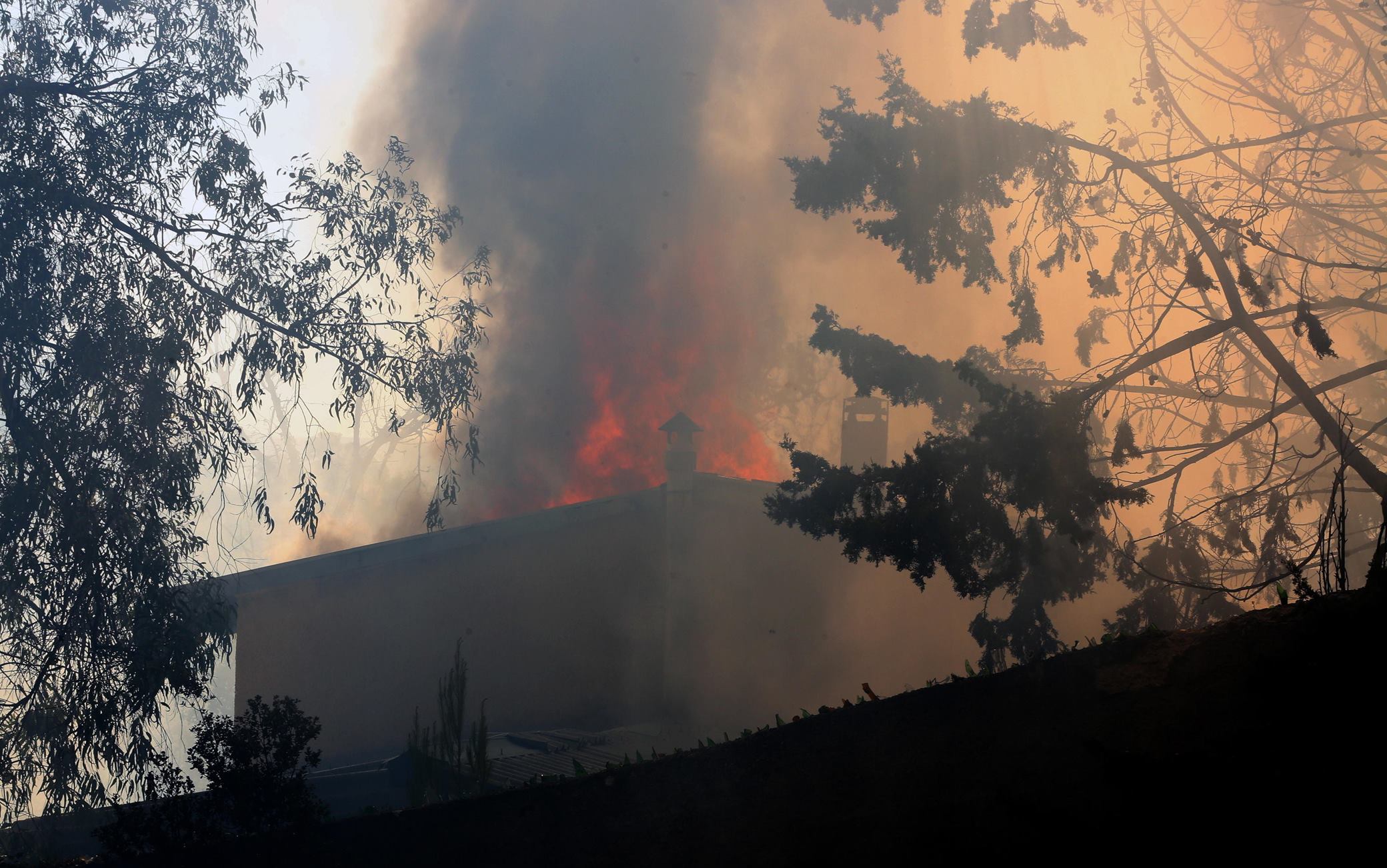 Grecia, ancora incendi. Case in fiamme, evacuate diverse località ...