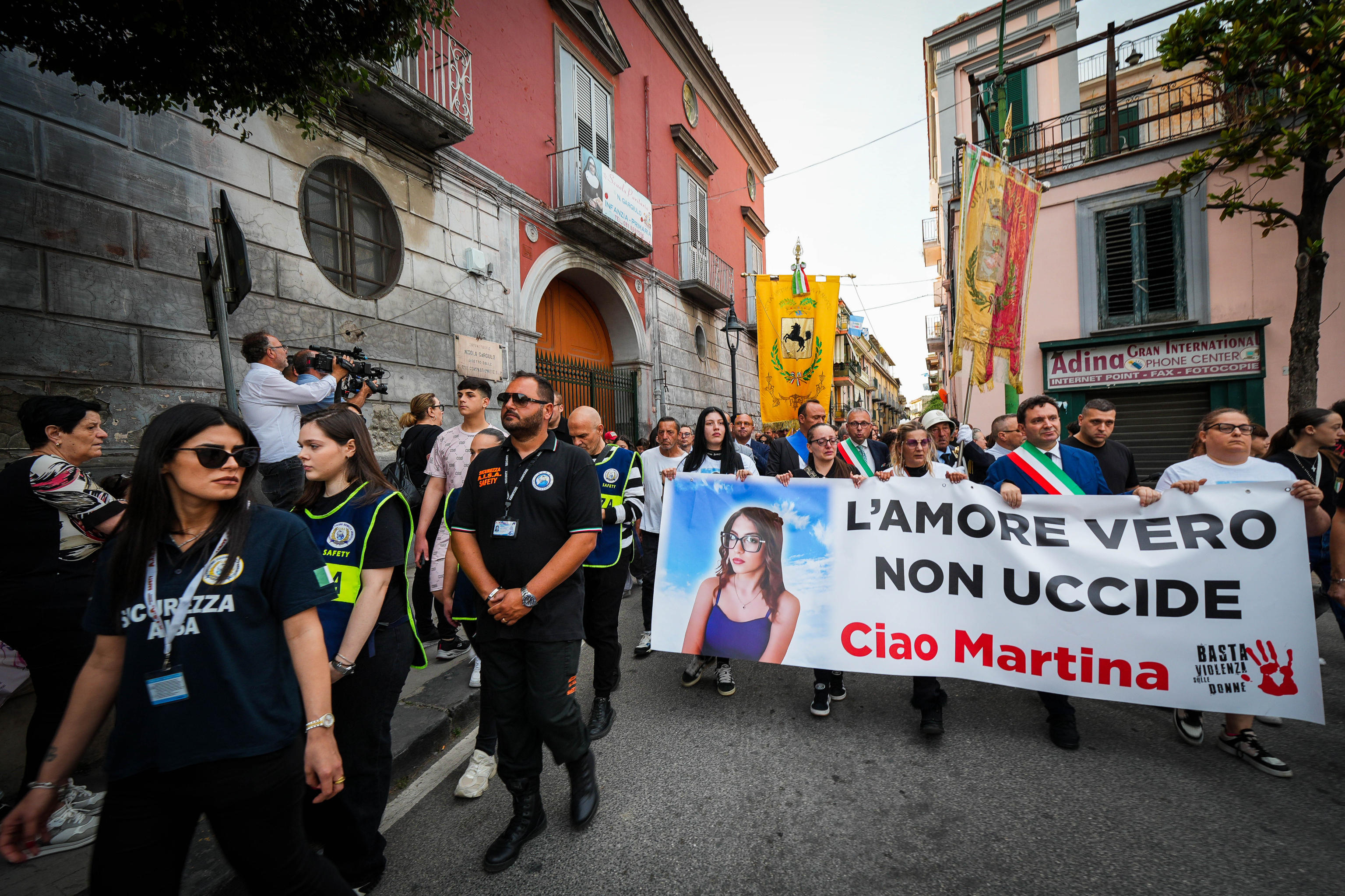 Femminicidio Martina Carbonaro, 2mila alla fiaccolata ad Afragola: 'Amore non uccide'. FOTO ...