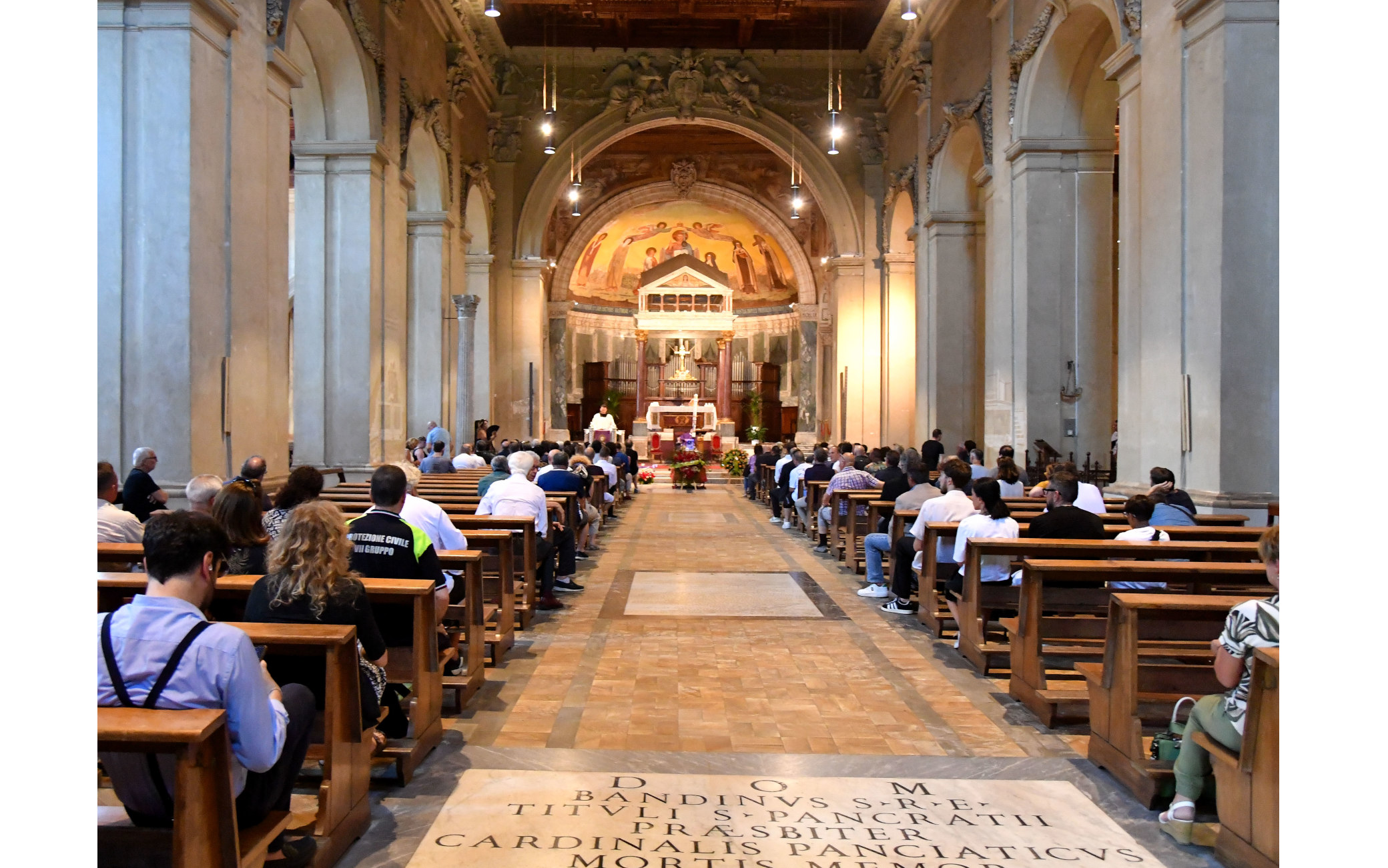 I funerali di Alvaro Vitali nella chiesa di San Pancrazio a Roma, Carlo ...