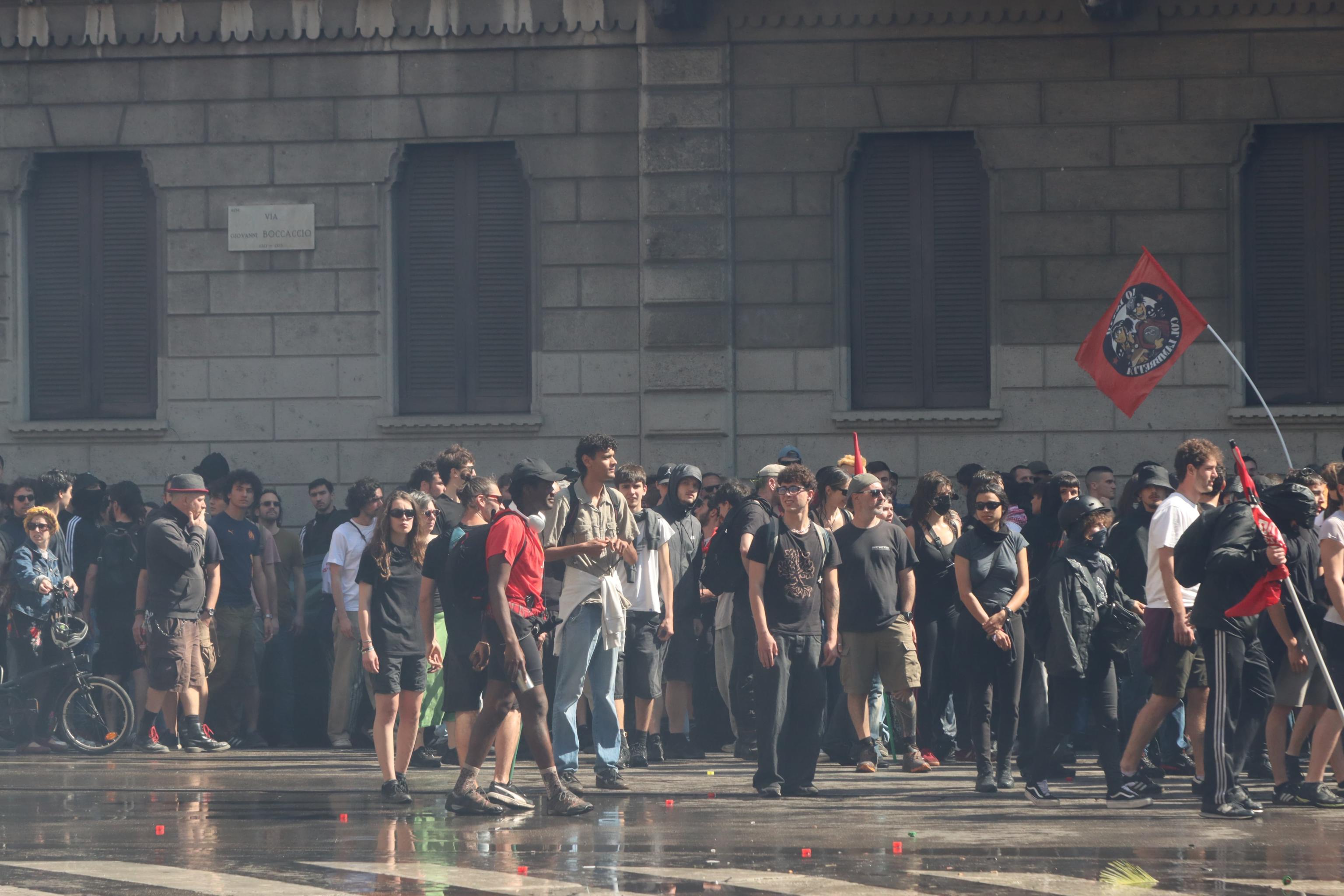 Scontri a Milano al corteo contro il Remigration Summit: usati fumogeni ...