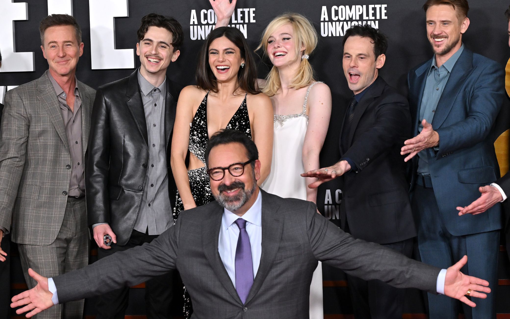 A Complete Unknown, Timothée Chalamet e il cast del film sul red carpet ...