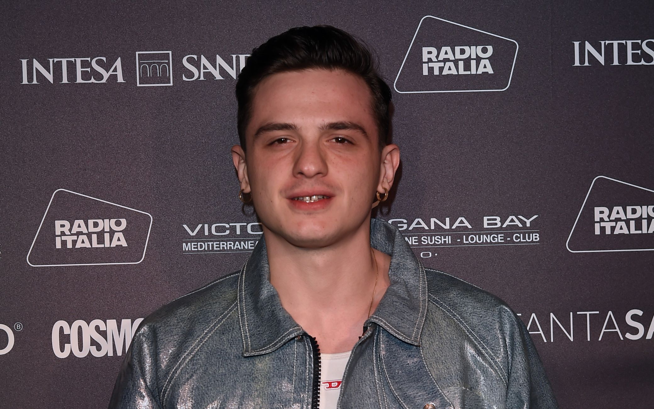 Chi è Olly, a Sanremo per la seconda volta, con la canzone Balorda ...