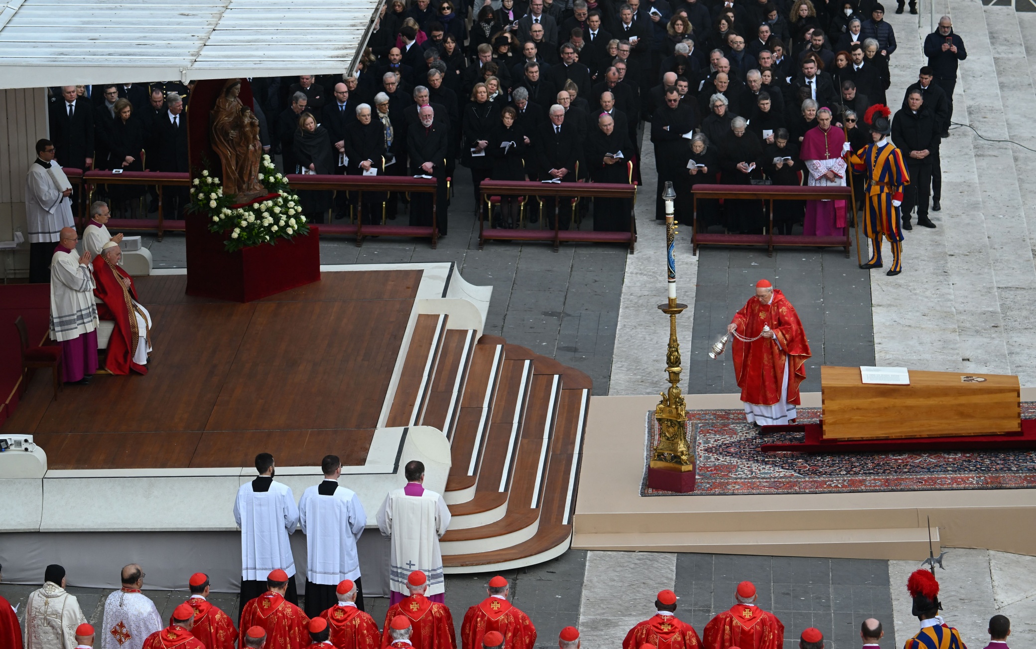 Papa Ratzinger, oggi i funerali di Benedetto XVI a San Pietro. FOTO ...