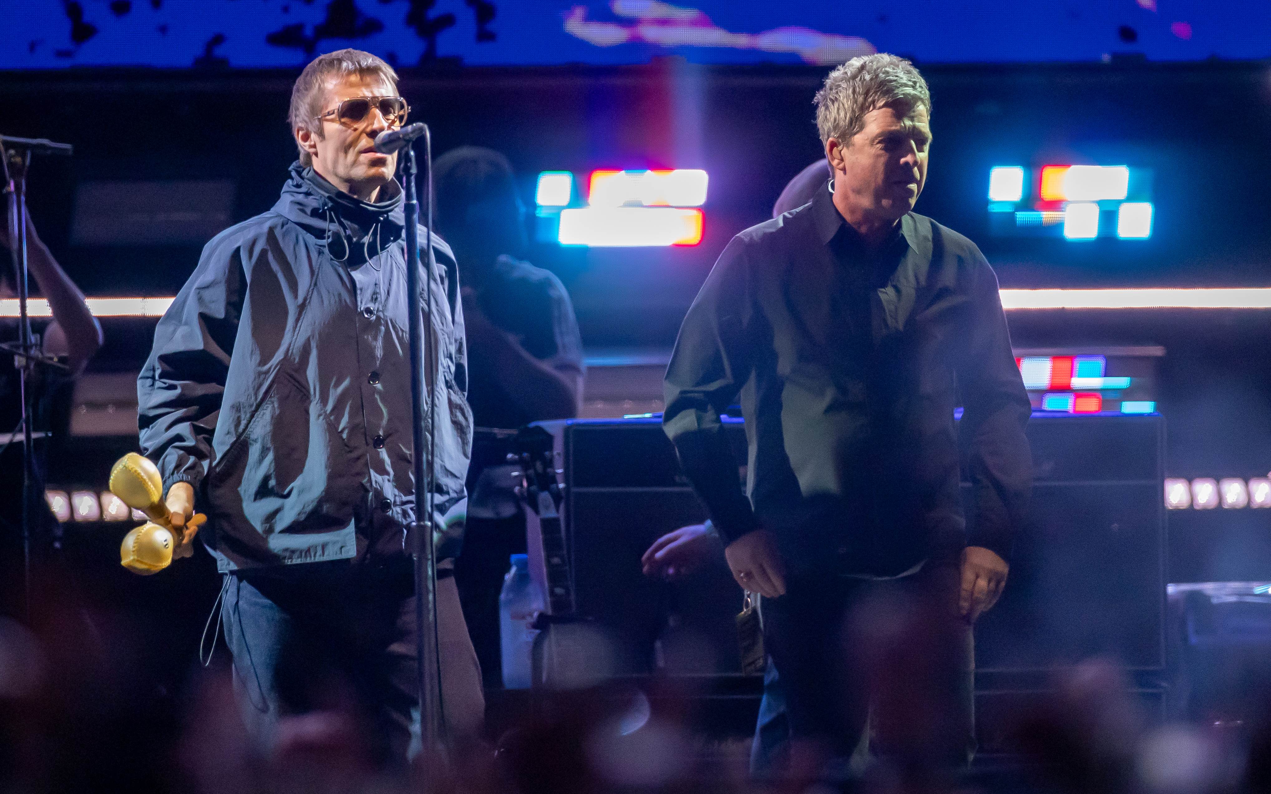 Oasis, all'asta la chitarra distrutta di Liam Gallagher I Sky TG24