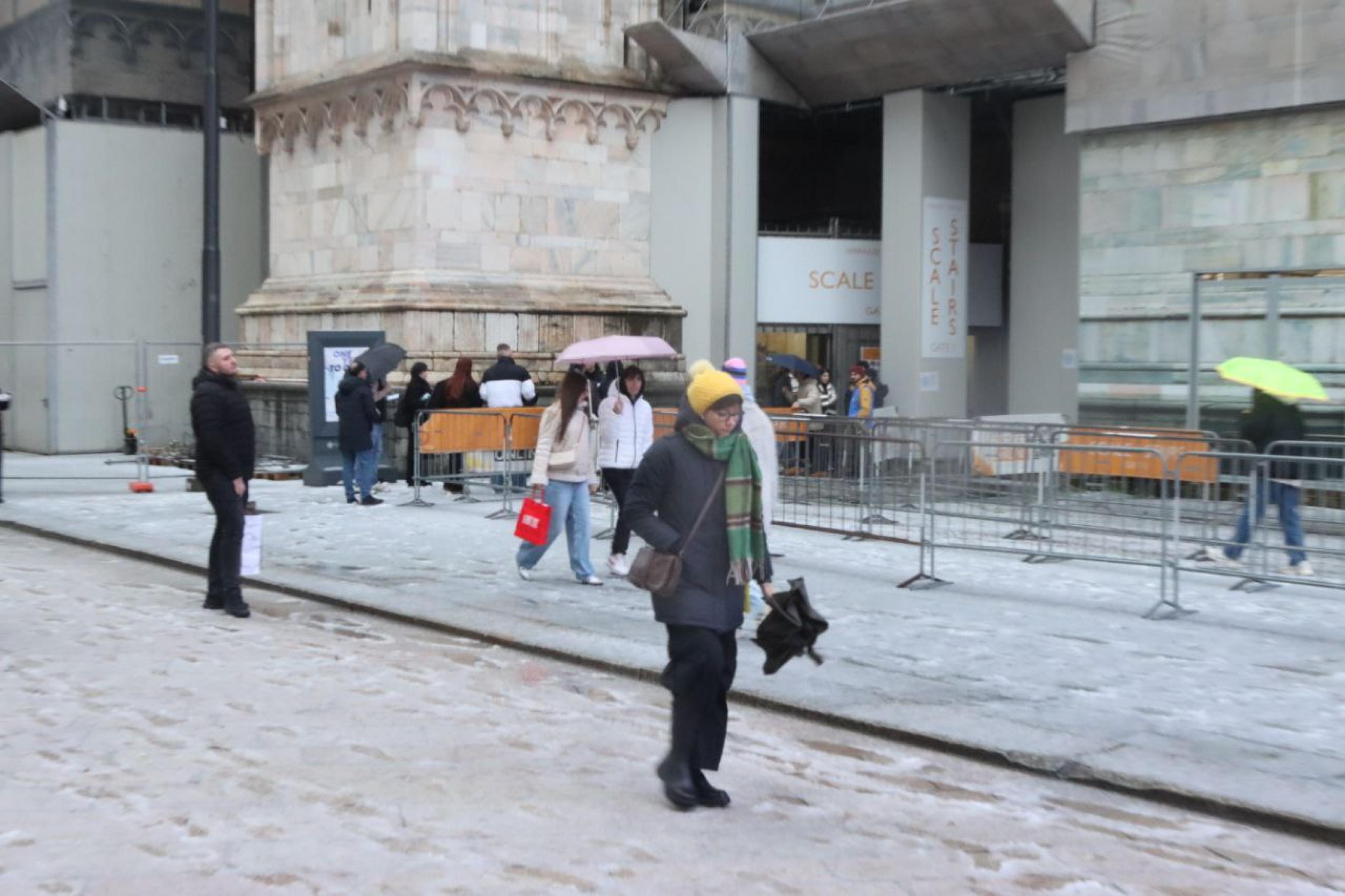 Grandinata su Milano, piazza del Duomo imbiancata. FOTO | Sky TG24
