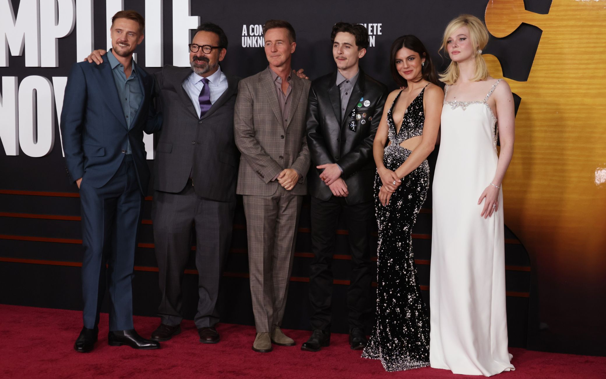 A Complete Unknown, Timothée Chalamet e il cast del film sul red carpet ...