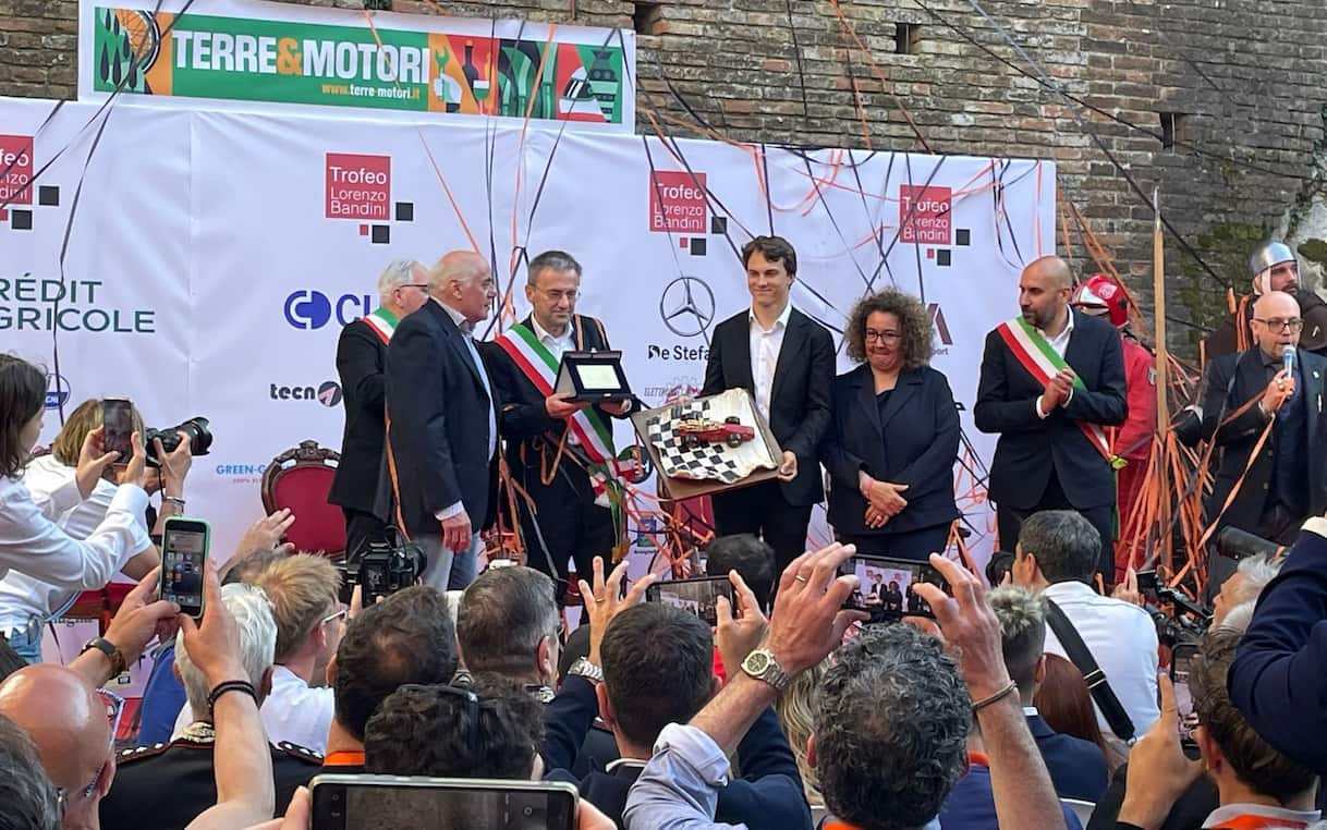 F1, Piastri (McLaren) ha ricevuto il 'Trofeo Lorenzo Bandini'. Foto e ...