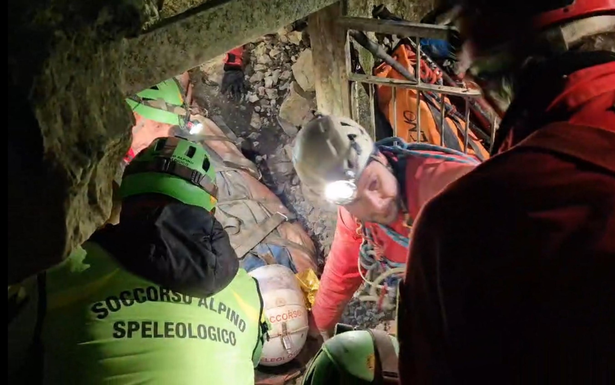 Bergamo, speleologa Ottavia Piana fuori dalla grotta: ora è in ospedale ...