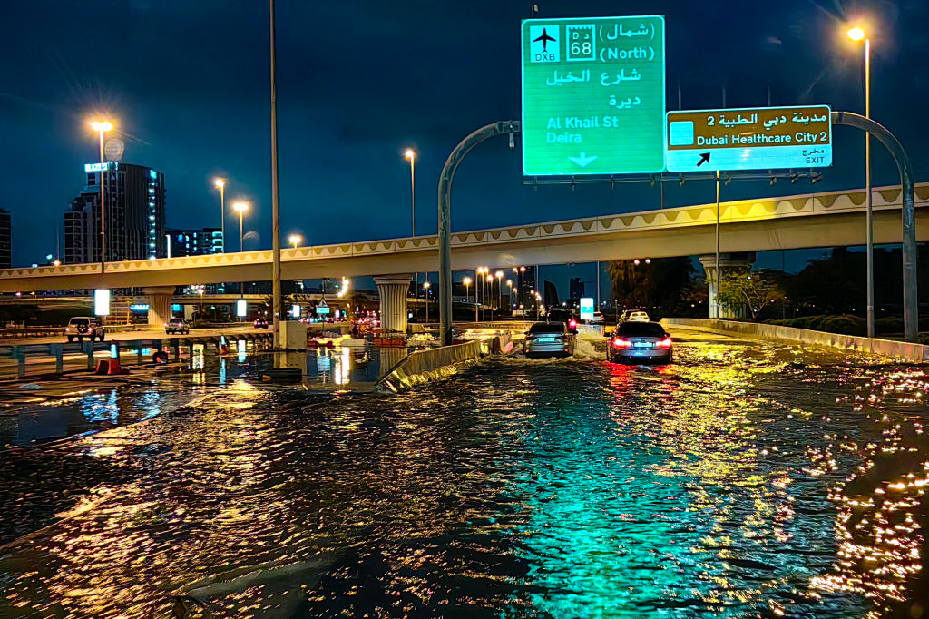 Alluvione a Dubai, la città nel caos per le piogge torrenziali. FOTO ...