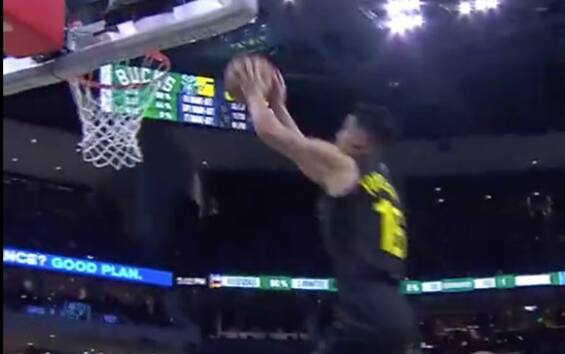 NBA, Simone Fontecchio vola sopra il ferro a Milwaukee. VIDEO | Sky Sport
