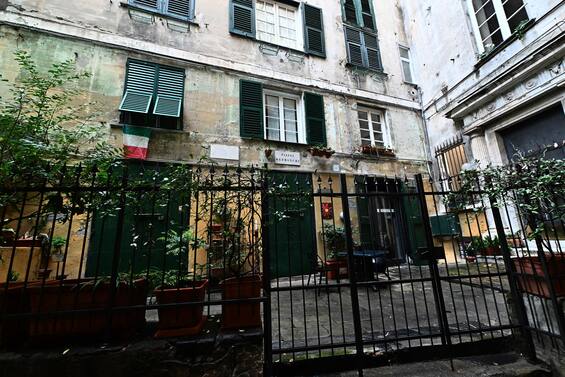 Genova, l'uomo ucciso da una freccia stava festeggiando la nascita del ...
