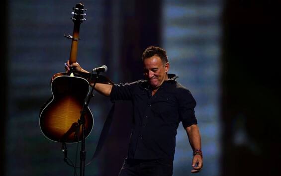 Bruce Springsteen: fuori il nuovo album live 'Helsinki 2003' | Sky TG24
