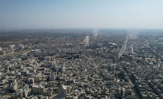 Israele, raid sugli aeroporti di Damasco e Aleppo in Siria | Sky TG24