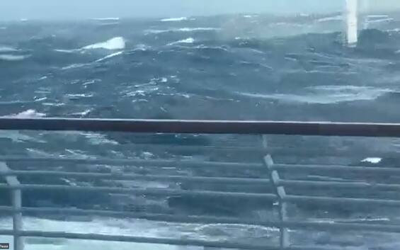 Nave travolta da una tempesta nel golfo di Biscaglia: onde ...