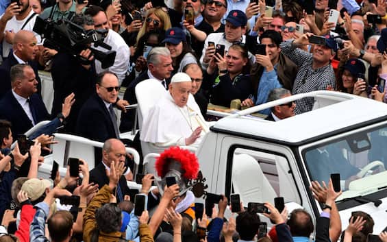 L'ultima apparizione pubblica di papa Francesco, durante l'Urbi et Orb il giro tra i fedeli ...