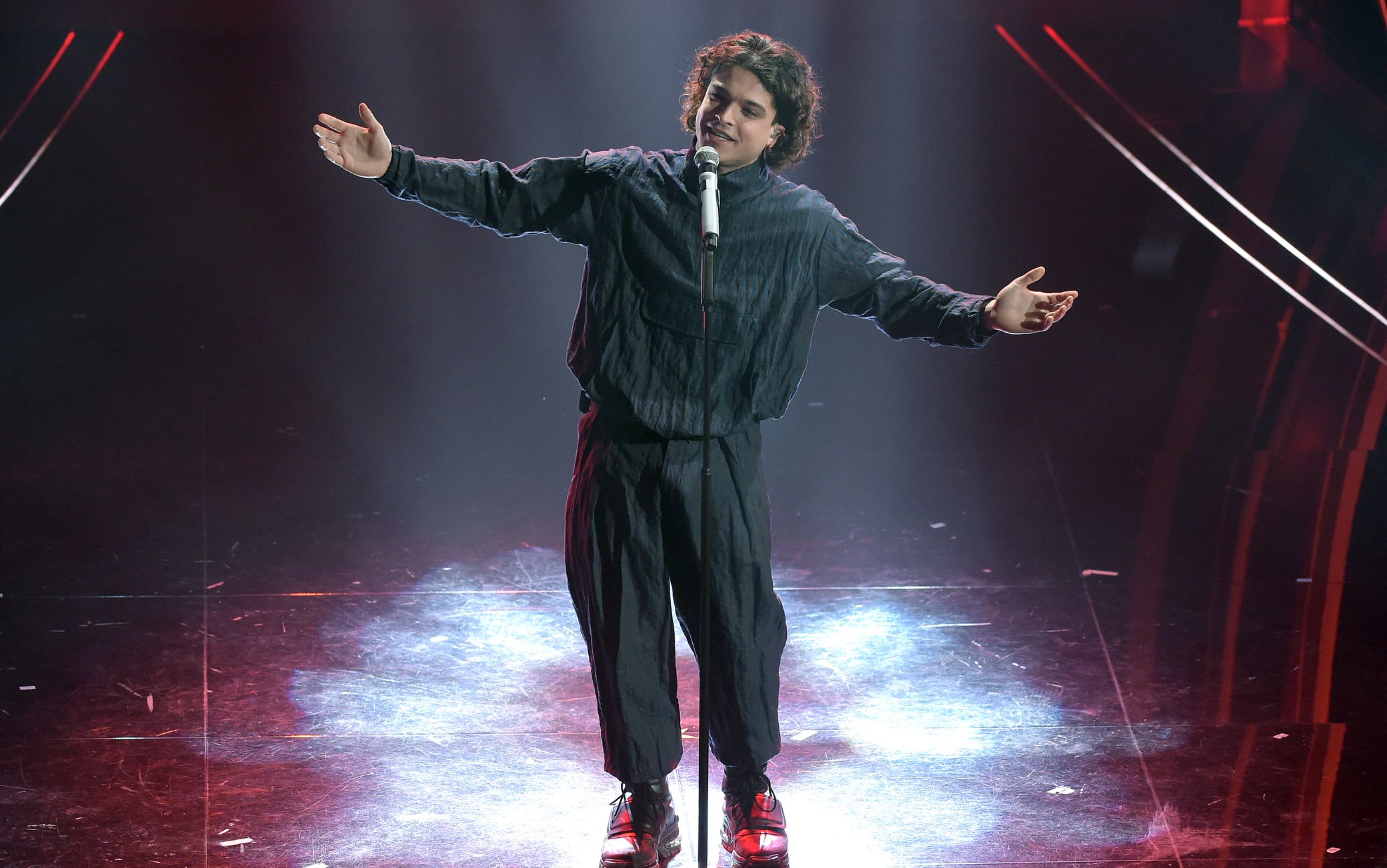 Chi è Leo, cantante e figlio dell'attore Alessandro Gassmann, ospite a ...