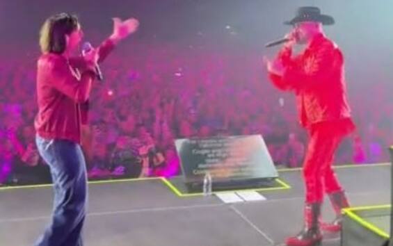 Elly Schlein sul palco canta insieme al rapper J-Ax | Sky TG24