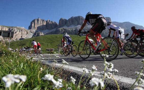 Mobilità sostenibile sui Passi Dolomiti, accordo con Mims | Sky TG24
