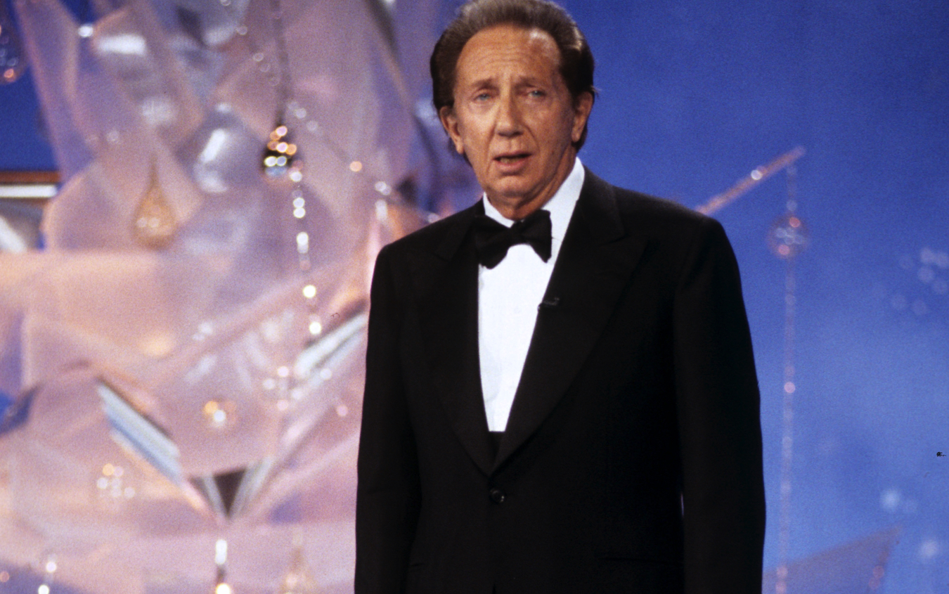 Mike, trama e cast della serie su Mike Bongiorno presentata oggi alla ...