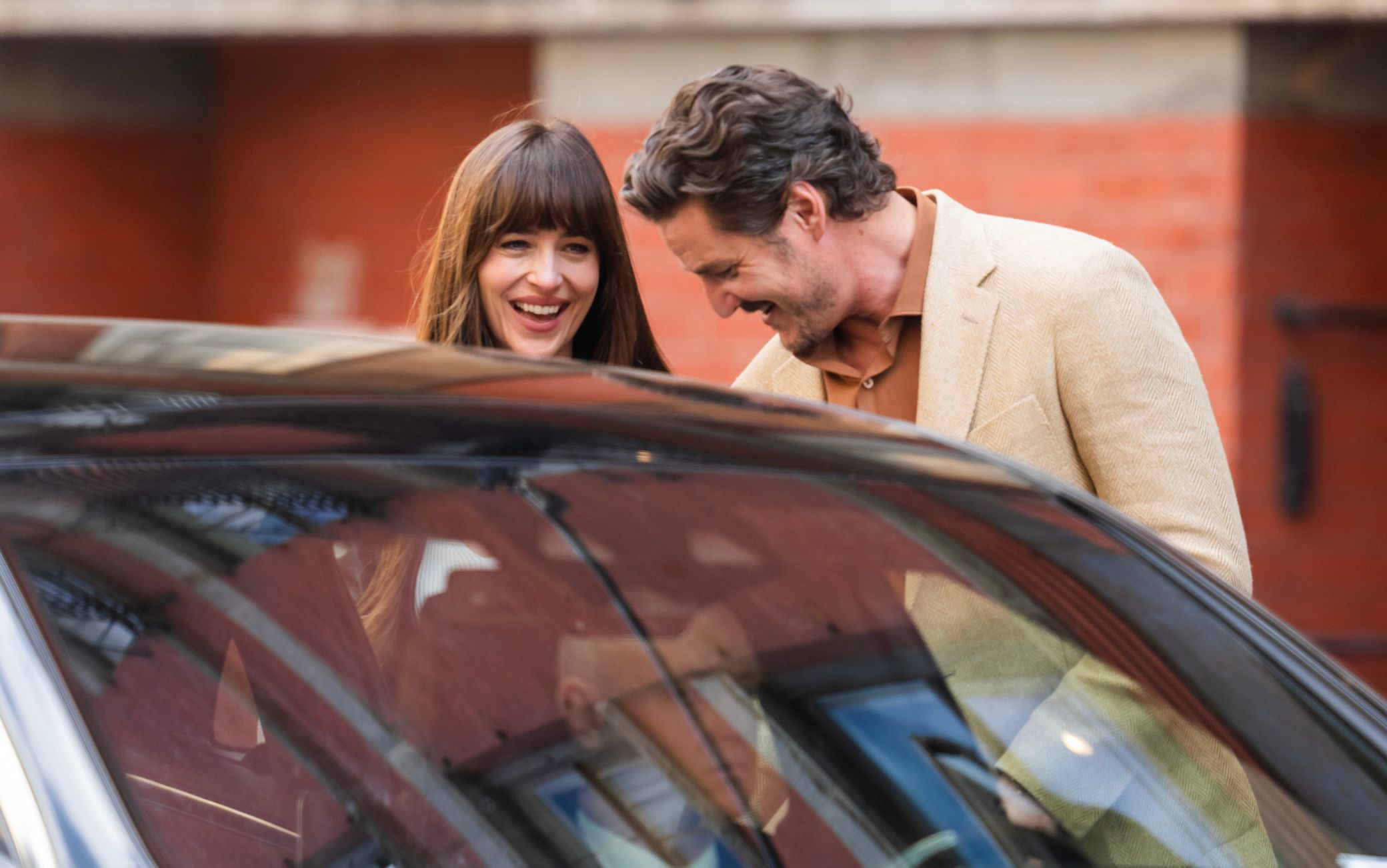 Pedro Pascal e Dakota Johnson, il bacio a New York sul set del film ...