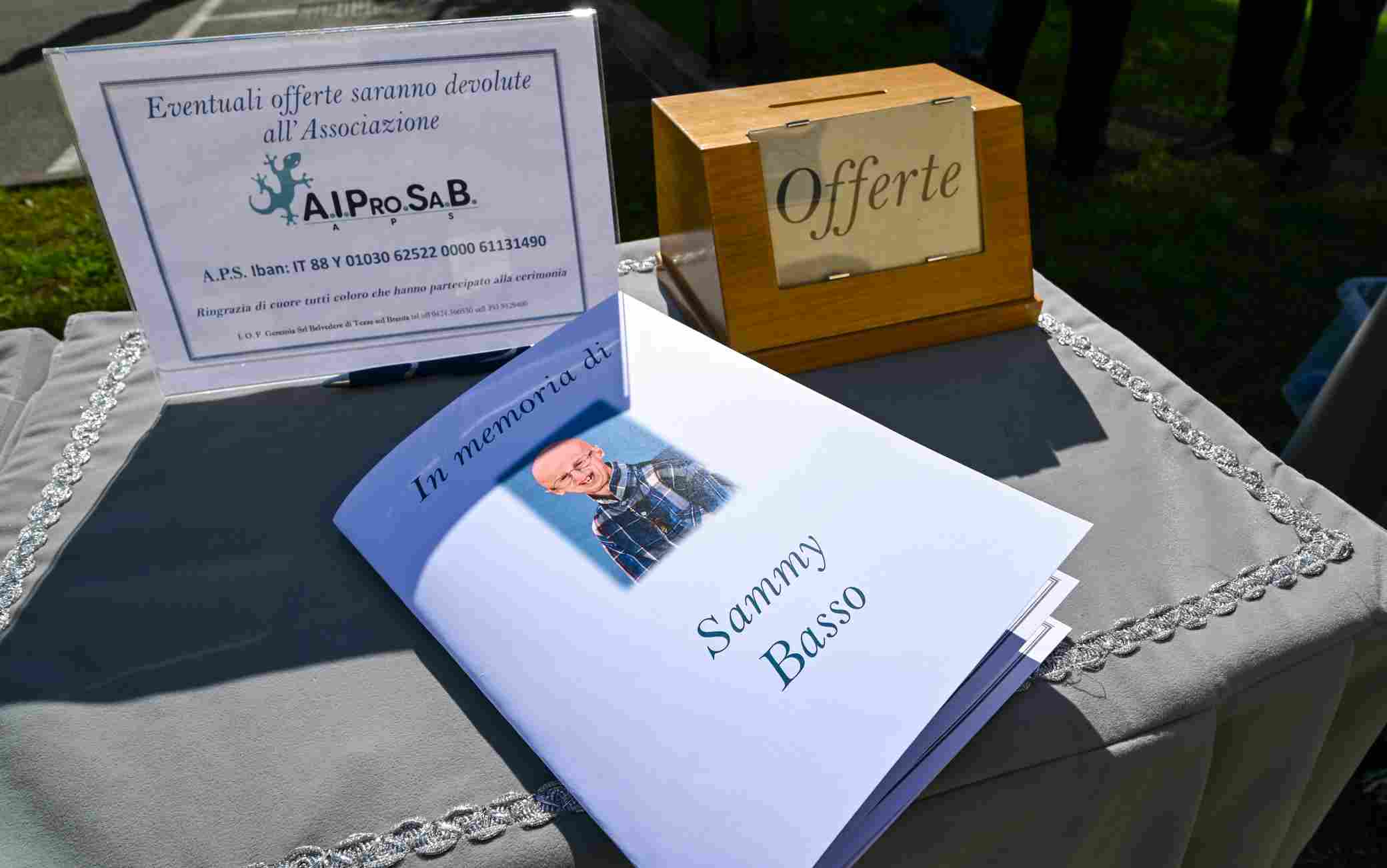 L'ultimo saluto a Sammy Basso, in migliaia ai funerali a Tezze sul ...
