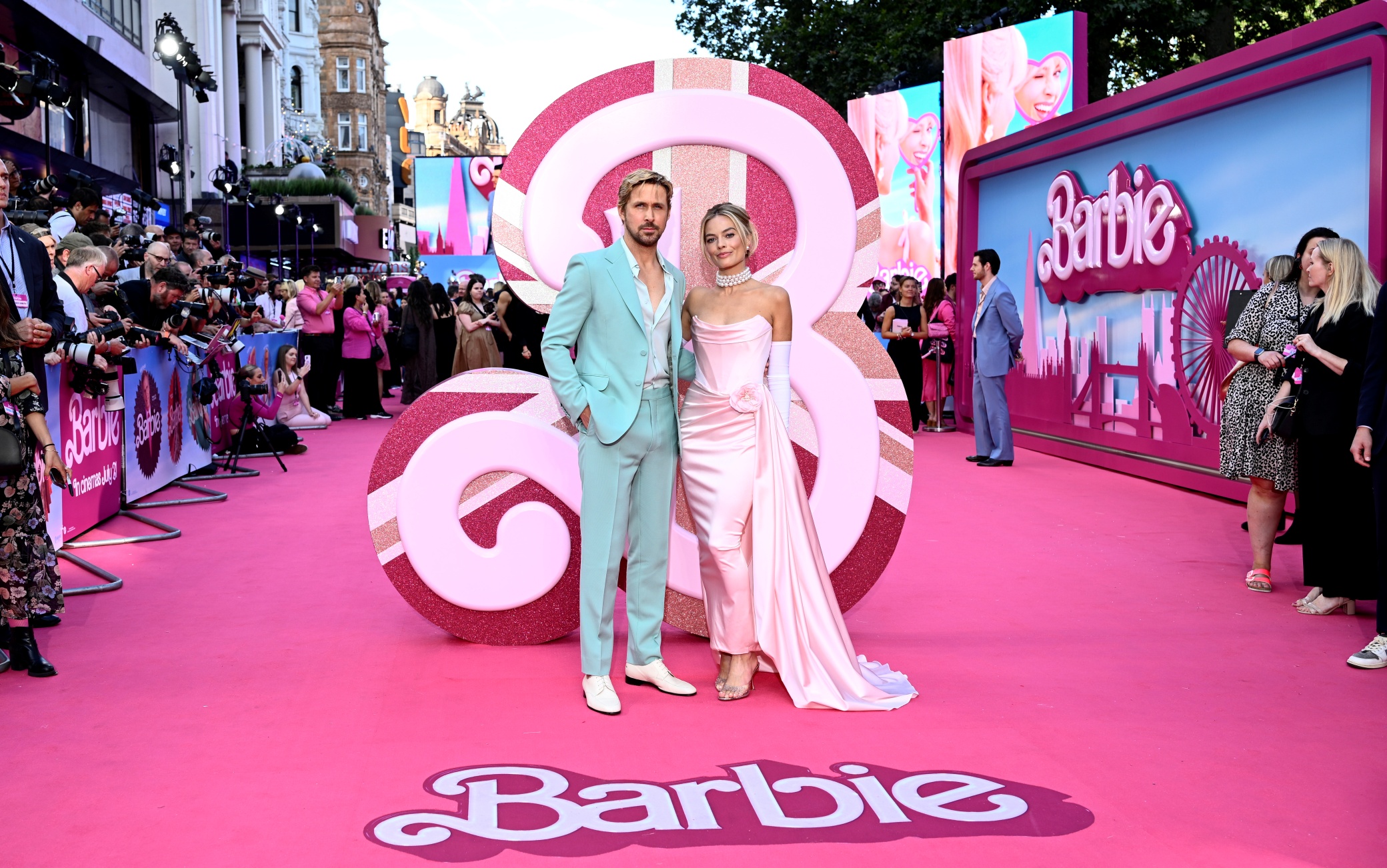 Barbie, la prima foto di John Cena nel film nei panni di una sirena ...