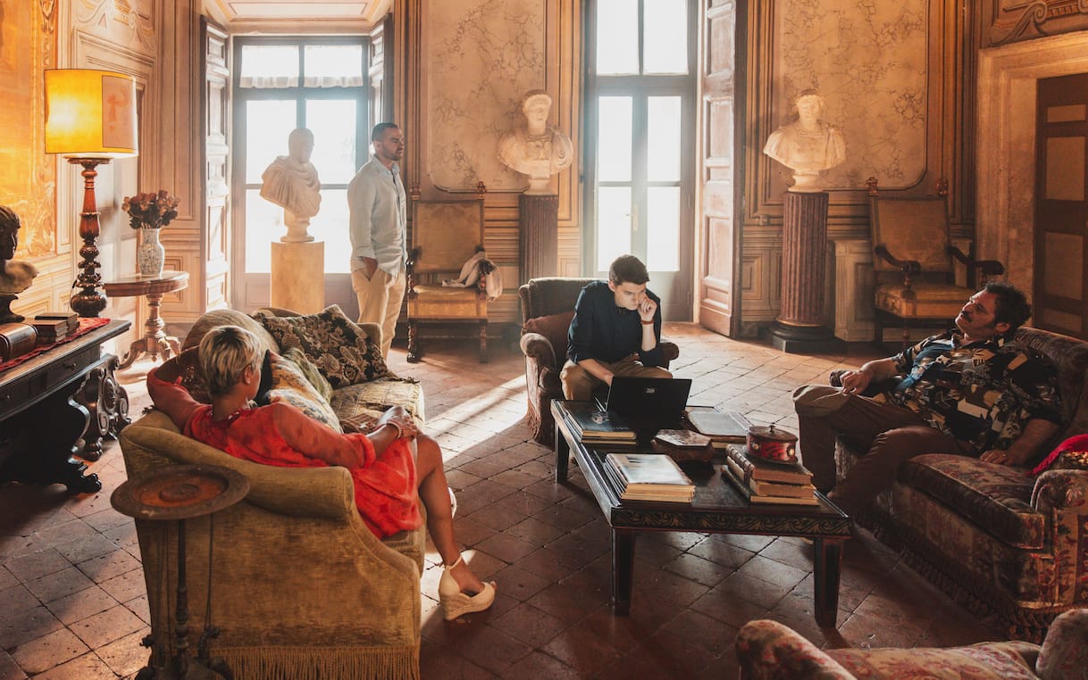 Hotel Costiera, una clip della serie in streaming dal 24 settembre ...