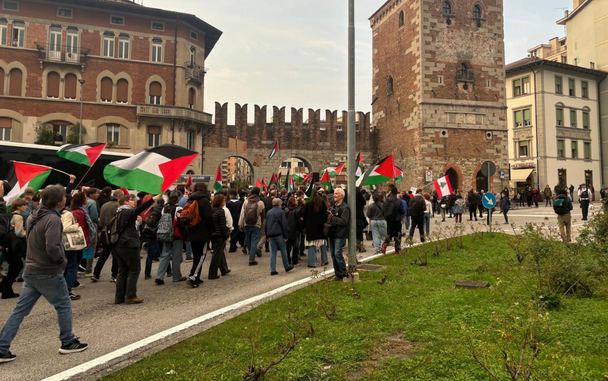 Udine, corteo pro Palestina in centro prima della partita Italia ...