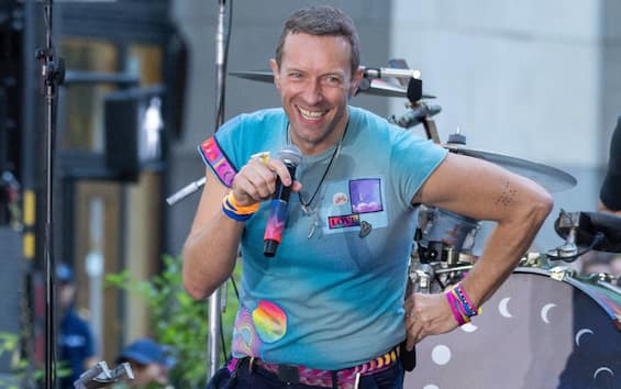 Coldplay, Chris Martin cade in una botola durante il concerto a Melbourne. VIDEO | Sky TG24