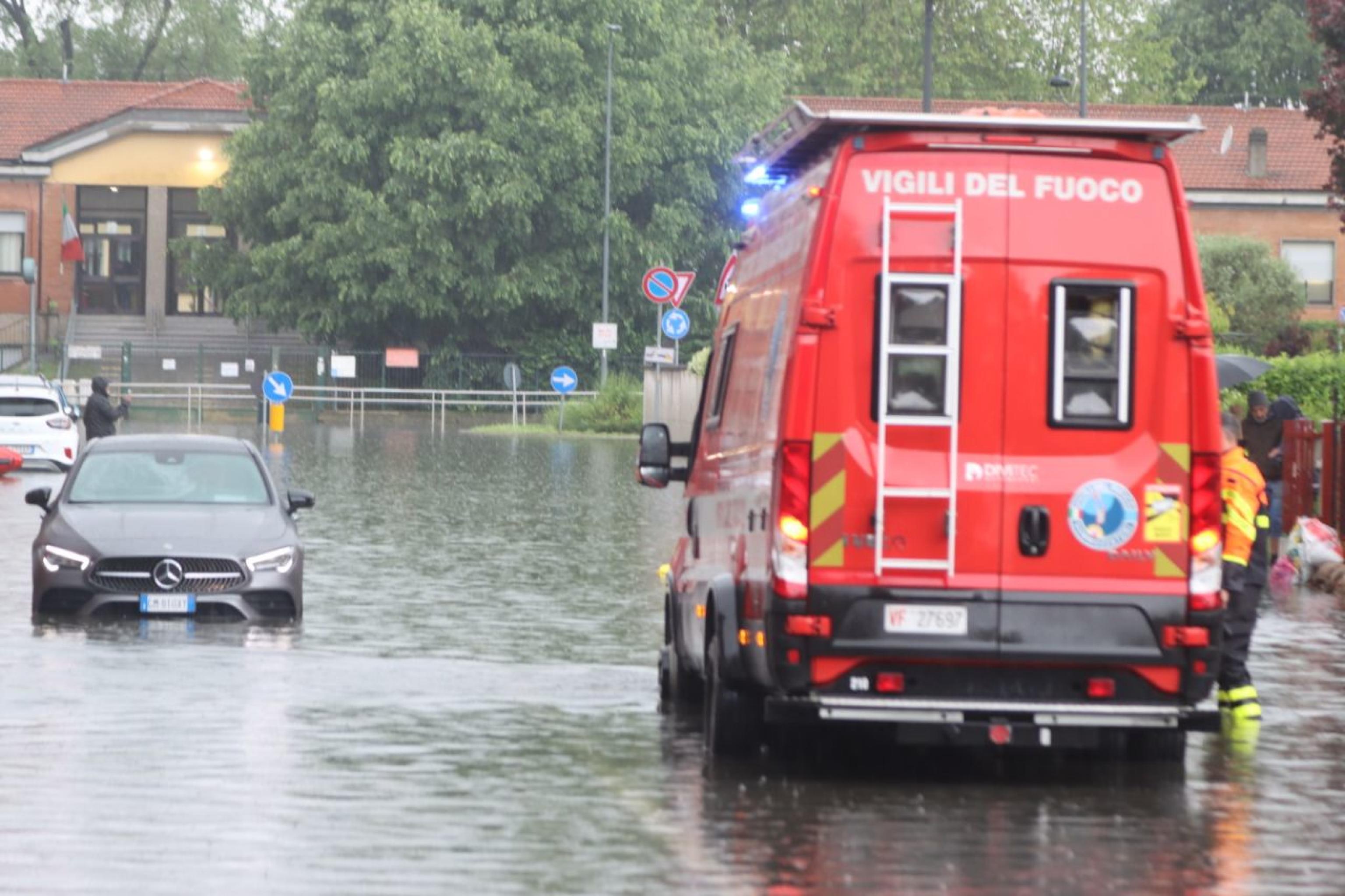 Maltempo a Milano, esondato il Lambro. Le foto della città allagata ...