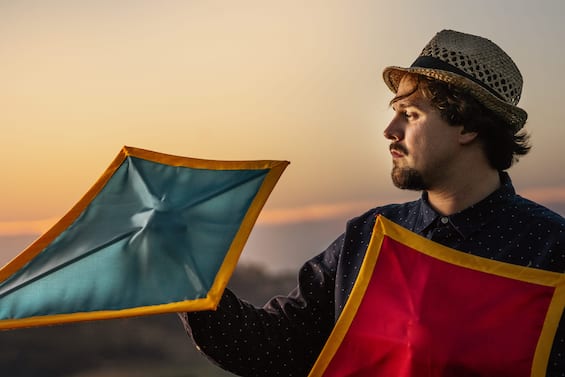 Stefano Colli ci fa volare con i suoi Aquiloni: il video | Sky TG24